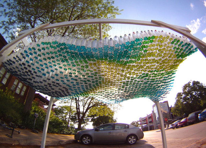 Colorido toldo hecho con botellas de plástico