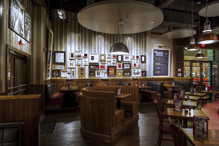 El nuevo logo de TGI Fridays y sus nuevos interiores - Frogx Three