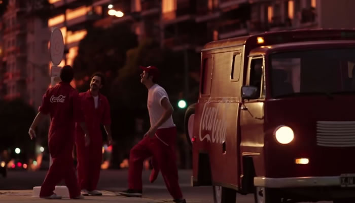 Coca-Cola hizo una campaña de ambient marketing en Argentina: Señales ...