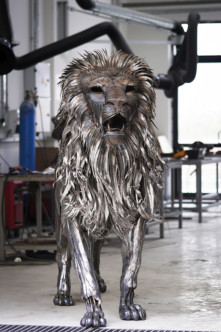 Increíble Leon construido con 4,000 piezas de metal - Frogx Three