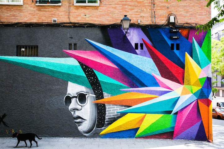 Mural de formas geométricas en Madrid por Okudart