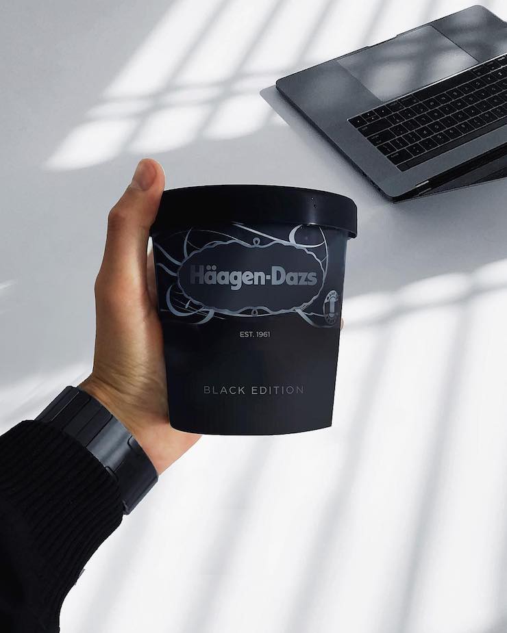 Diseñador crea elegantes variantes de marcas en negro - Frogx Three