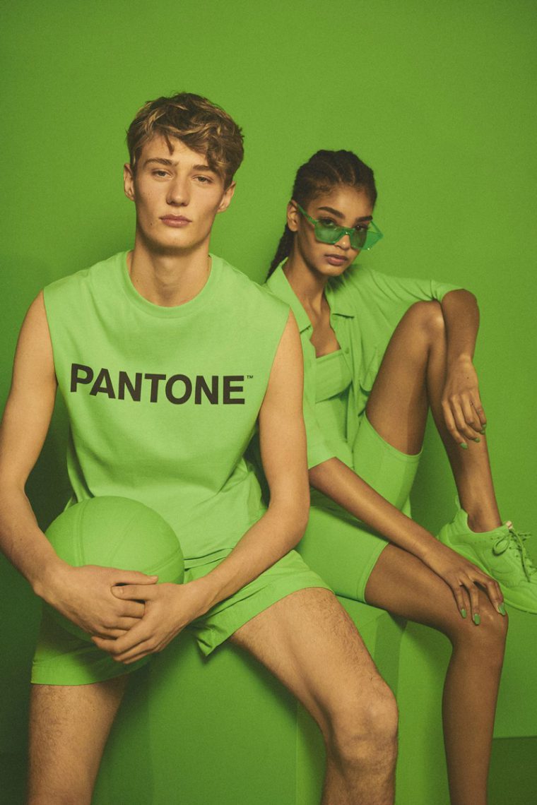 Pantone lanza colección de ropa y accesorios para creativos